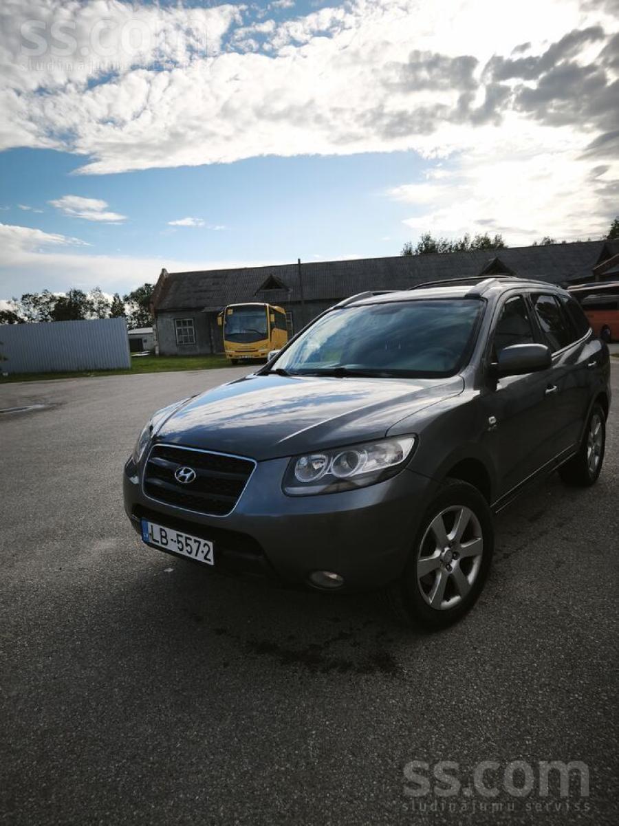 Grey Hyundai Santa Fe 2007 in Preili, with an engine capacity of 2.20 L and mileage of 315 thousand km for 3500 €, photo 3 on AUTOMOTO.COM.LV