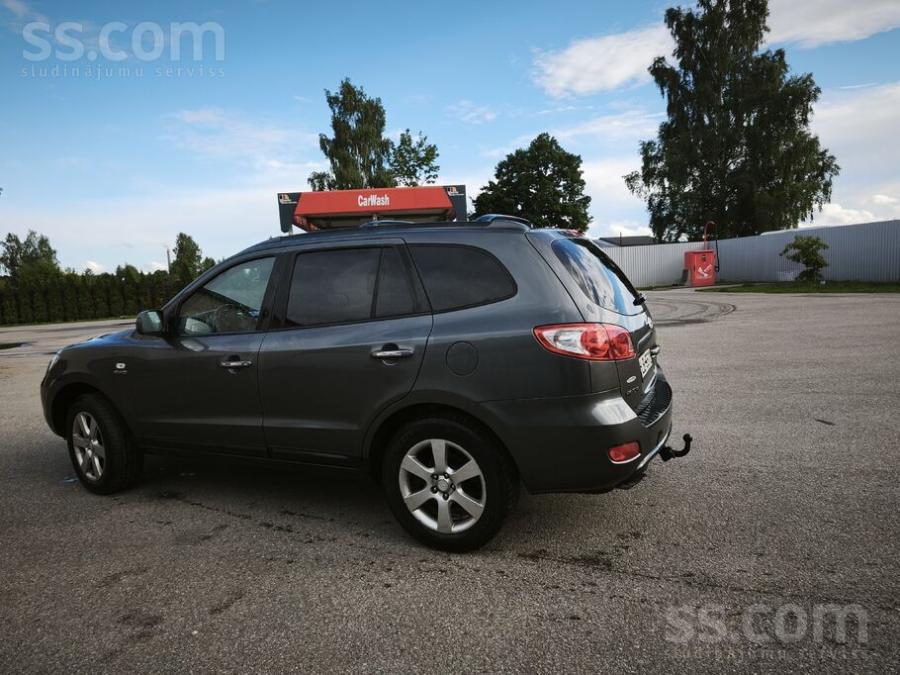 Grey Hyundai Santa Fe 2007 in Preili, with an engine capacity of 2.20 L and mileage of 315 thousand km for 3500 €, photo 4 on AUTOMOTO.COM.LV