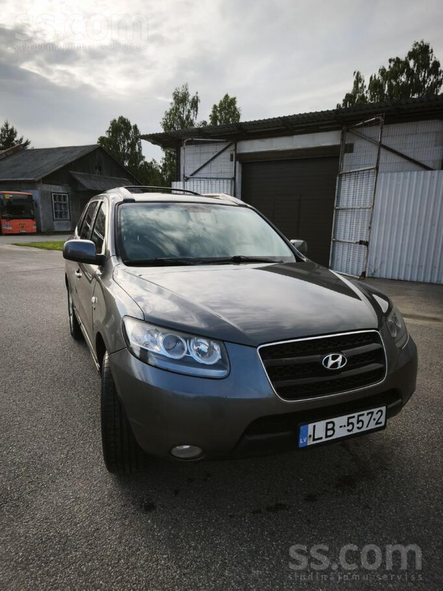 Grey Hyundai Santa Fe 2007 in Preili, with an engine capacity of 2.20 L and mileage of 315 thousand km for 3500 €, photo 5 on AUTOMOTO.COM.LV
