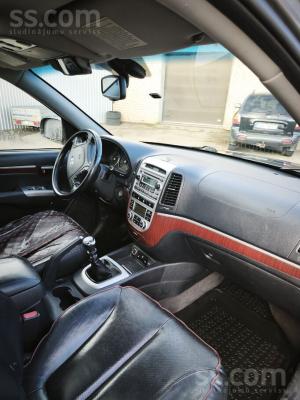 Grey Hyundai Santa Fe 2007 in Preili, with an engine capacity of 2.20 L and mileage of 315 thousand km for 3500 €, photo 6 on AUTOMOTO.COM.LV