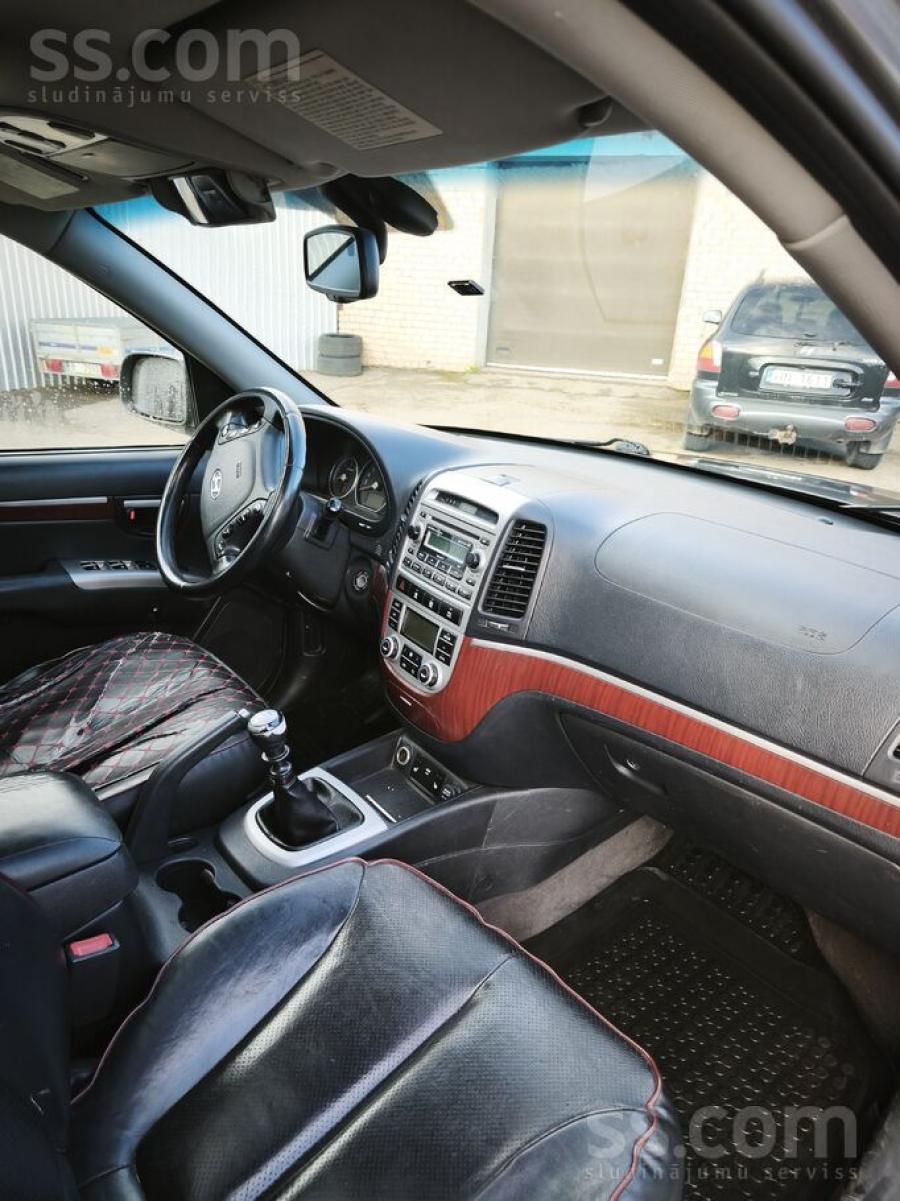 Grey Hyundai Santa Fe 2007 in Preili, with an engine capacity of 2.20 L and mileage of 315 thousand km for 3500 €, photo 6 on AUTOMOTO.COM.LV