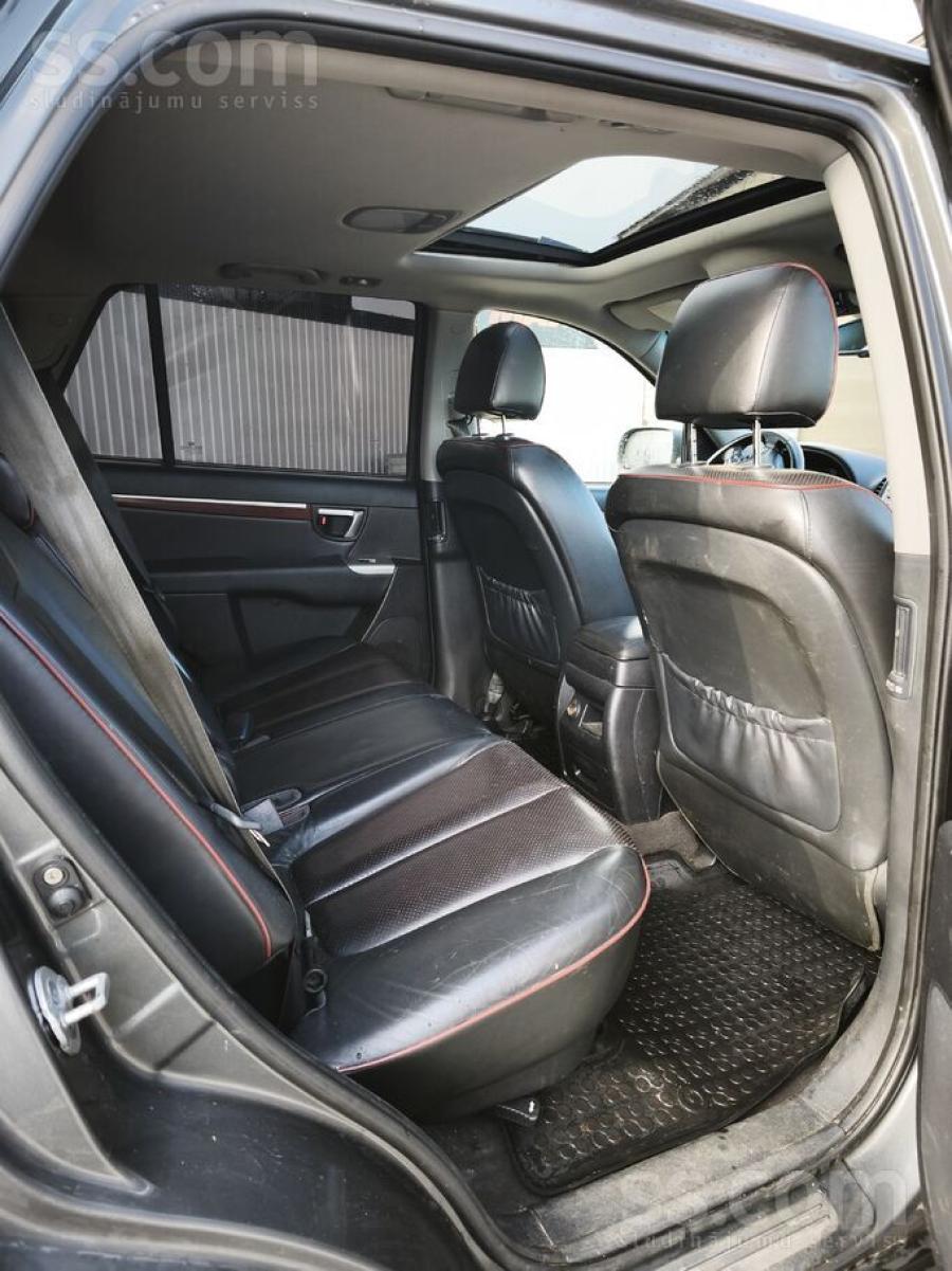 Grey Hyundai Santa Fe 2007 in Preili, with an engine capacity of 2.20 L and mileage of 315 thousand km for 3500 €, photo 7 on AUTOMOTO.COM.LV