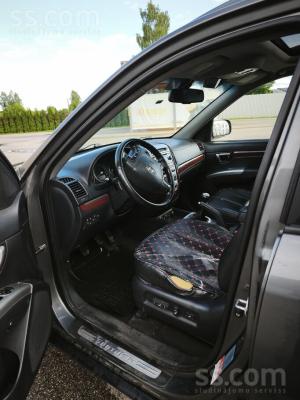 Grey Hyundai Santa Fe 2007 in Preili, with an engine capacity of 2.20 L and mileage of 315 thousand km for 3500 €, photo 9 on AUTOMOTO.COM.LV