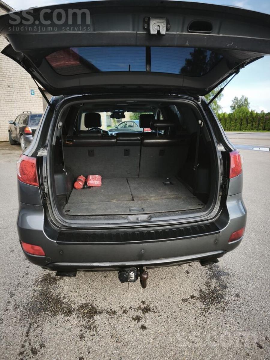 Grey Hyundai Santa Fe 2007 in Preili, with an engine capacity of 2.20 L and mileage of 315 thousand km for 3500 €, photo 11 on AUTOMOTO.COM.LV