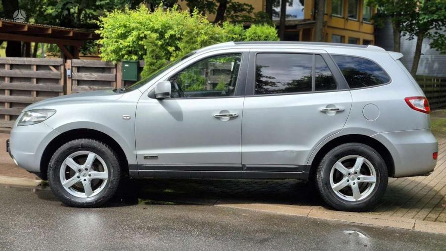 Grey Hyundai Santa Fe 2007 in Vilnius, with an engine capacity of 2.20 L and mileage of 205 thousand km for 3500 €, photo 9 on AUTOMOTO.COM.LV