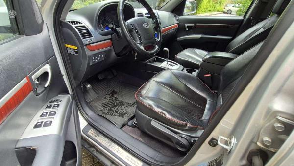 Grey Hyundai Santa Fe 2007 in Vilnius, with an engine capacity of 2.20 L and mileage of 205 thousand km for 3500 €, photo 9 on AUTOMOTO.COM.LV