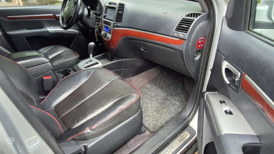 Grey Hyundai Santa Fe 2007 in Vilnius, with an engine capacity of 2.20 L and mileage of 205 thousand km for 3500 €, photo 13 on AUTOMOTO.COM.LV
