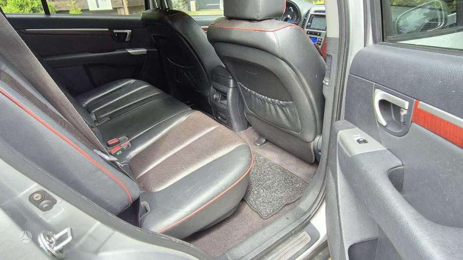 Grey Hyundai Santa Fe 2007 in Vilnius, with an engine capacity of 2.20 L and mileage of 205 thousand km for 3500 €, photo 14 on AUTOMOTO.COM.LV