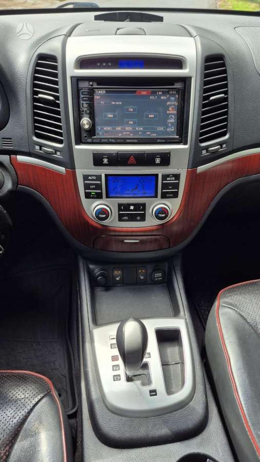 Grey Hyundai Santa Fe 2007 in Vilnius, with an engine capacity of 2.20 L and mileage of 205 thousand km for 3500 €, photo 15 on AUTOMOTO.COM.LV