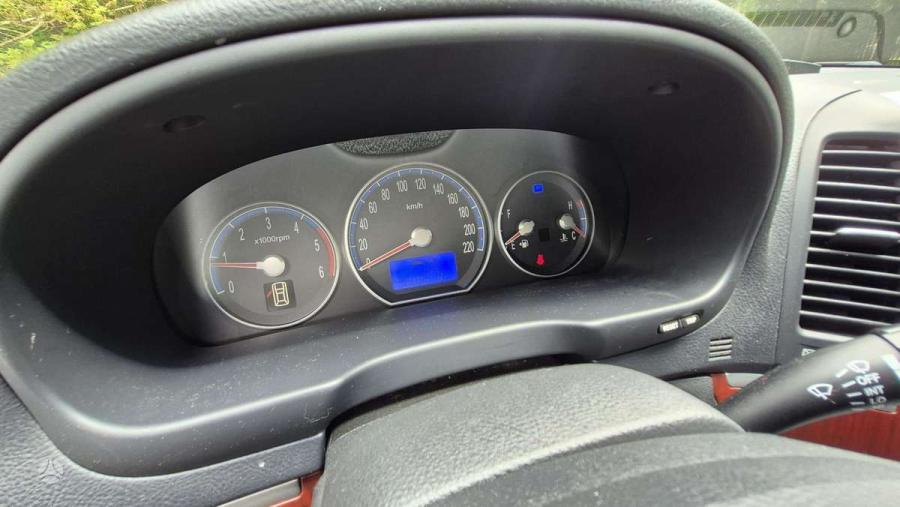 Grey Hyundai Santa Fe 2007 in Vilnius, with an engine capacity of 2.20 L and mileage of 205 thousand km for 3500 €, photo 16 on AUTOMOTO.COM.LV