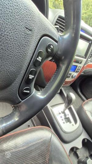 Grey Hyundai Santa Fe 2007 in Vilnius, with an engine capacity of 2.20 L and mileage of 205 thousand km for 3500 €, photo 17 on AUTOMOTO.COM.LV