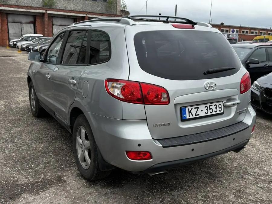 Pelēks Hyundai Santa Fe 2007 Daugavpils, ar dzinēja tilpumu 2.20 L un nobraukumu 323 tūkst. km par 3500 €, foto 5 vietnē AUTOMOTO.COM.LV