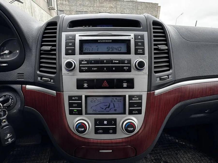 Pelēks Hyundai Santa Fe 2007 Daugavpils, ar dzinēja tilpumu 2.20 L un nobraukumu 323 tūkst. km par 3500 €, foto 12 vietnē AUTOMOTO.COM.LV