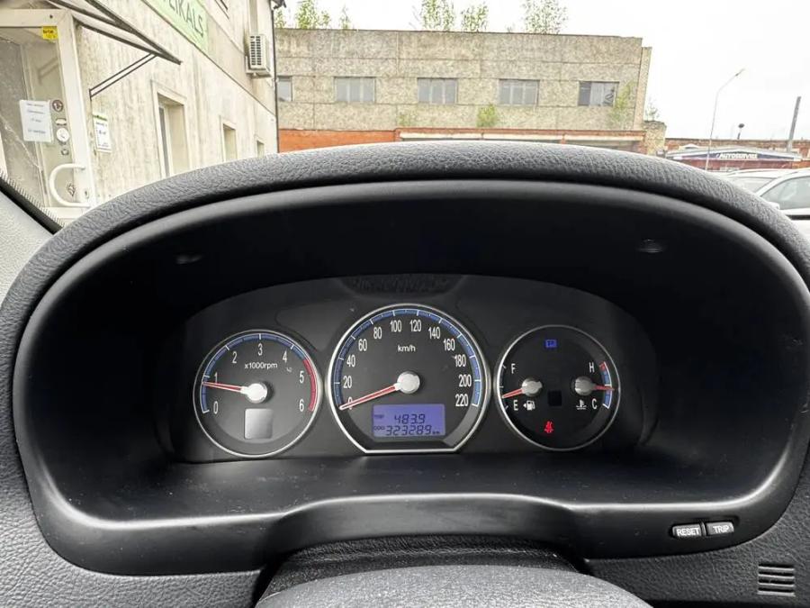 Pelēks Hyundai Santa Fe 2007 Daugavpils, ar dzinēja tilpumu 2.20 L un nobraukumu 323 tūkst. km par 3500 €, foto 15 vietnē AUTOMOTO.COM.LV