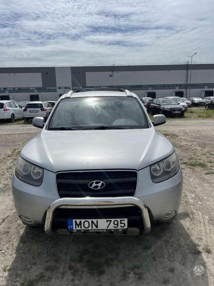 Grey Hyundai Santa Fe 2007 in Klaipeda, with an engine capacity of 2.19 L and mileage of 222 thousand km for 4300 €, photo 1 on AUTOMOTO.COM.LV