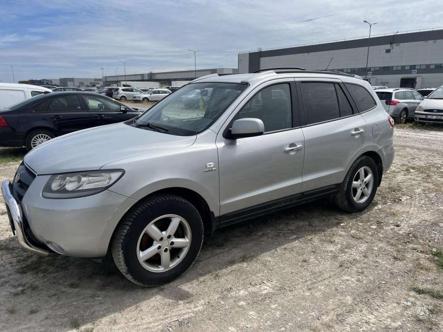 Grey Hyundai Santa Fe 2007 in Klaipeda, with an engine capacity of 2.19 L and mileage of 222 thousand km for 4300 €, photo 3 on AUTOMOTO.COM.LV