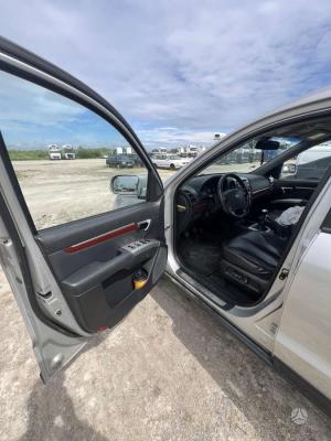 Grey Hyundai Santa Fe 2007 in Klaipeda, with an engine capacity of 2.19 L and mileage of 222 thousand km for 4300 €, photo 10 on AUTOMOTO.COM.LV