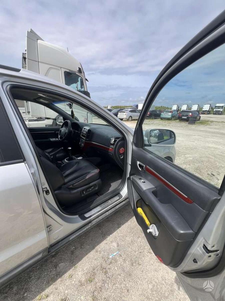 Grey Hyundai Santa Fe 2007 in Klaipeda, with an engine capacity of 2.19 L and mileage of 222 thousand km for 4300 €, photo 13 on AUTOMOTO.COM.LV