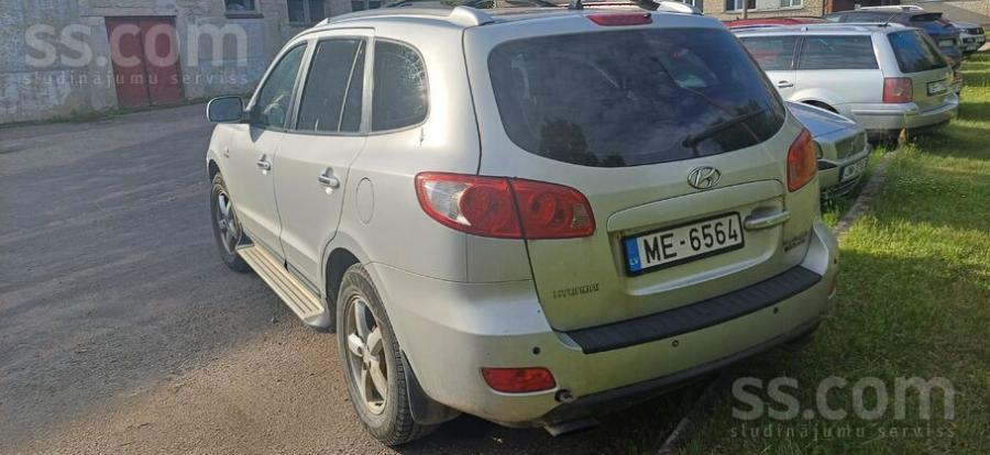 Grey Hyundai Santa Fe 2007 in Jekabpils, with an engine capacity of 2.20 L and mileage of 352 thousand km for 3000 €, photo 4 on AUTOMOTO.COM.LV