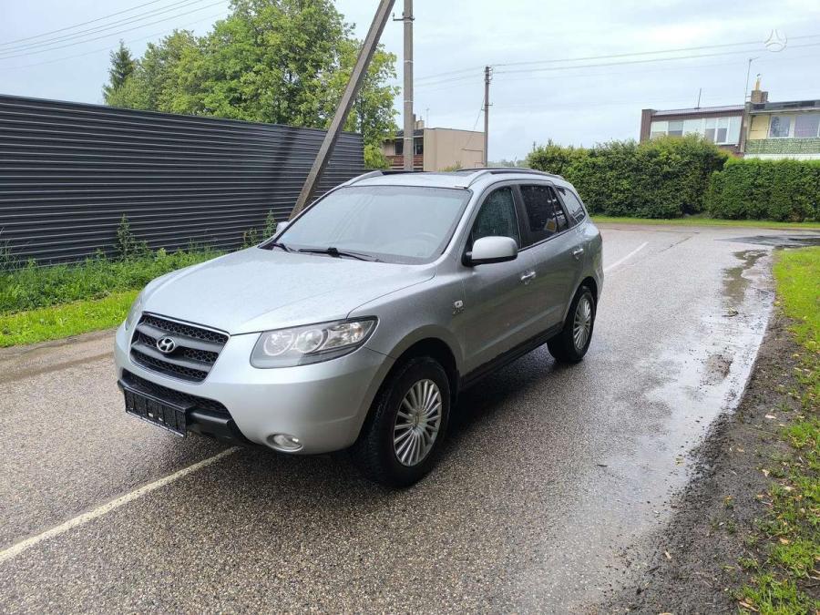 Grey Hyundai Santa Fe 2007 in Marijampole, with an engine capacity of 2.19 L and mileage of 203 thousand km for 3799 €, photo 1 on AUTOMOTO.COM.LV