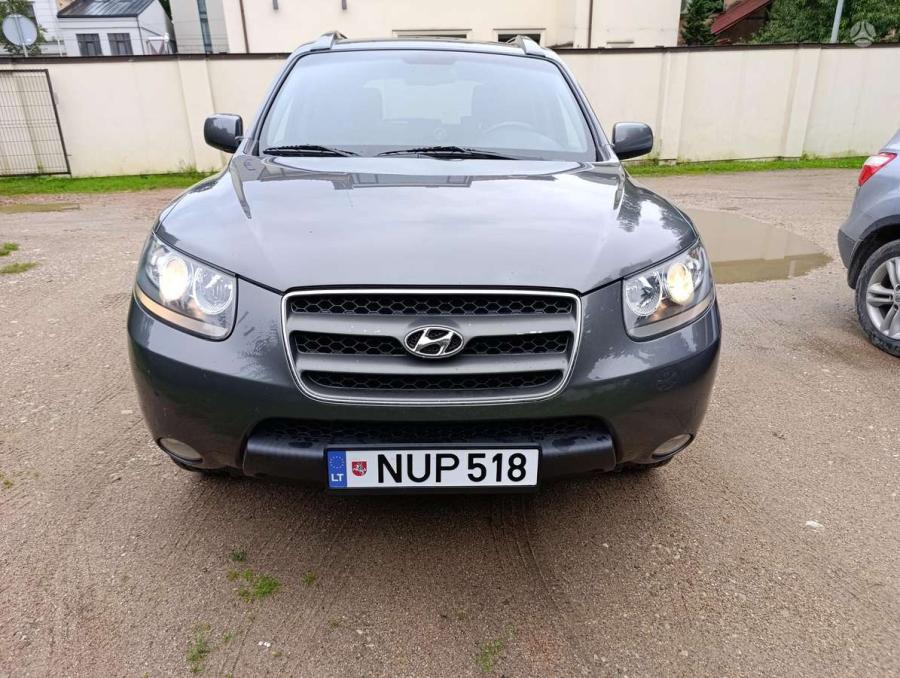 Grey Hyundai Santa Fe 2007 in Kaunas, with an engine capacity of 2.19 L and mileage of 272 thousand km for 5200 €, photo 1 on AUTOMOTO.COM.LV