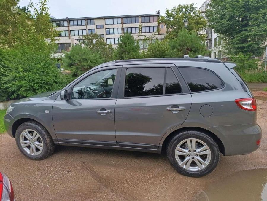 Grey Hyundai Santa Fe 2007 in Kaunas, with an engine capacity of 2.19 L and mileage of 272 thousand km for 5200 €, photo 4 on AUTOMOTO.COM.LV