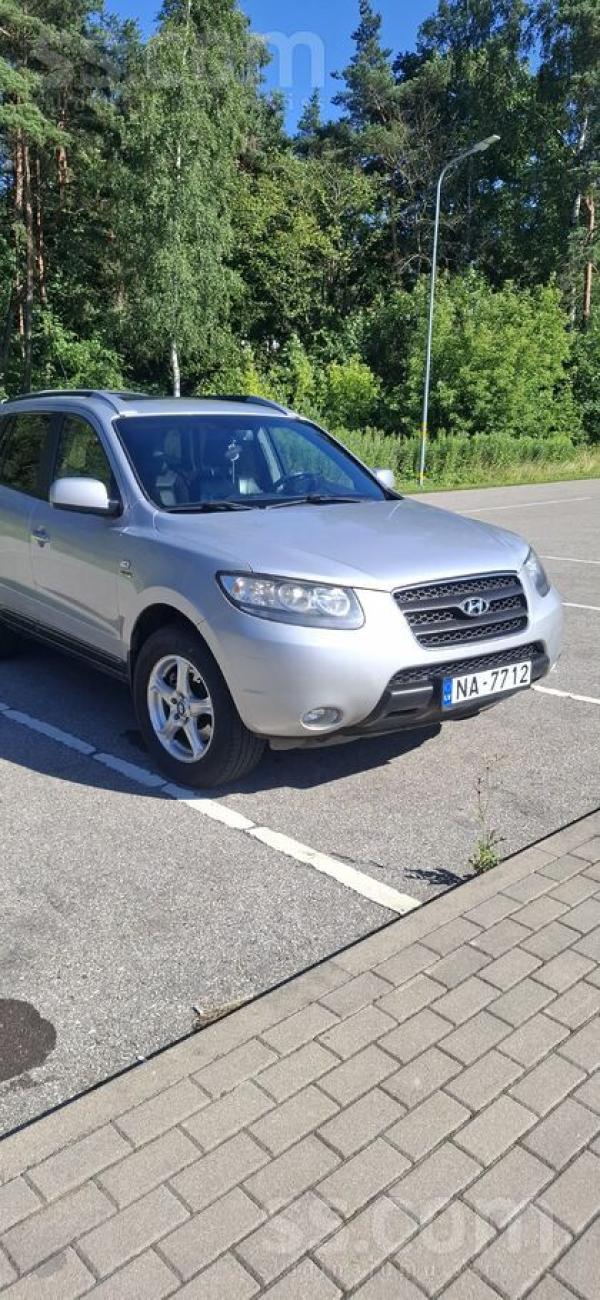 Grey Hyundai Santa Fe 2007 in Tukums, with an engine capacity of 2.20 L and mileage of 293 thousand km for 3697 €, photo 5 on AUTOMOTO.COM.LV