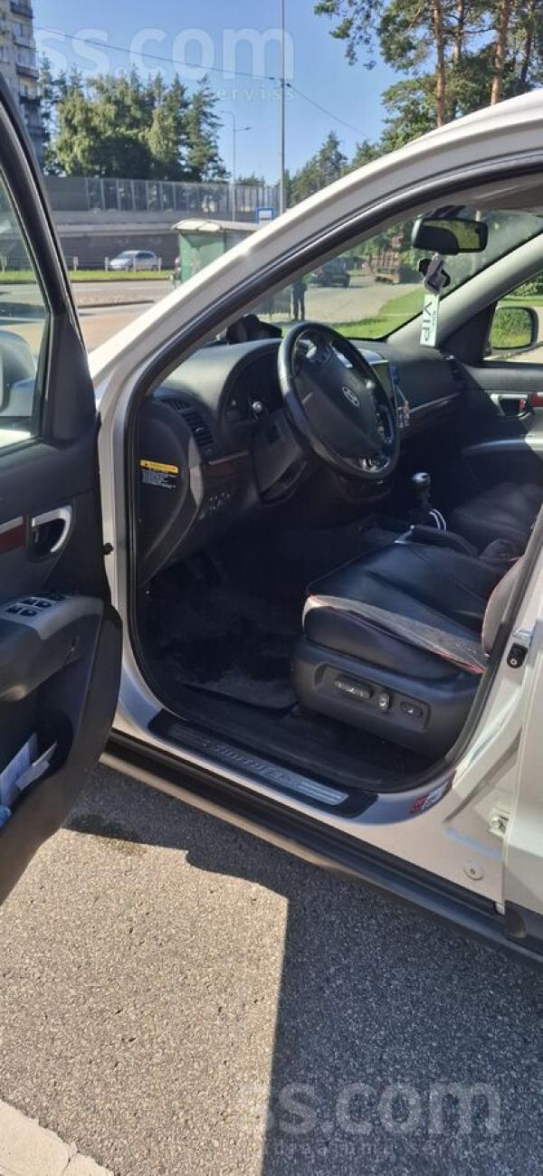 Grey Hyundai Santa Fe 2007 in Tukums, with an engine capacity of 2.20 L and mileage of 293 thousand km for 3697 €, photo 8 on AUTOMOTO.COM.LV