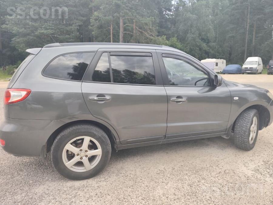 Grey Hyundai Santa Fe 2007 in Riga, with an engine capacity of 2.20 L and mileage of 346 thousand km for 3600 €, photo 3 on AUTOMOTO.COM.LV