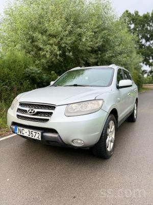 Grey Hyundai Santa Fe 2007 in Riga, with an engine capacity of 2.20 L and mileage of 287 thousand km for 3200 €, photo 1 on AUTOMOTO.COM.LV