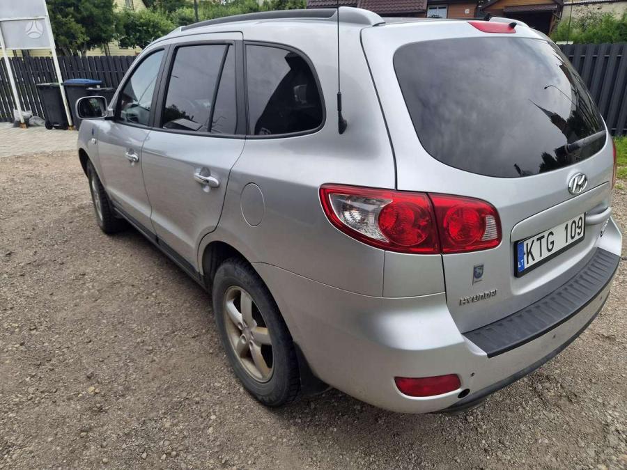 Grey Hyundai Santa Fe 2007 in Plunge, with an engine capacity of 2.19 L and mileage of 266 thousand km for 3600 €, photo 3 on AUTOMOTO.COM.LV