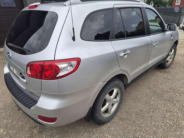 Grey Hyundai Santa Fe 2007 in Plunge, with an engine capacity of 2.19 L and mileage of 266 thousand km for 3600 €, photo 3 on AUTOMOTO.COM.LV
