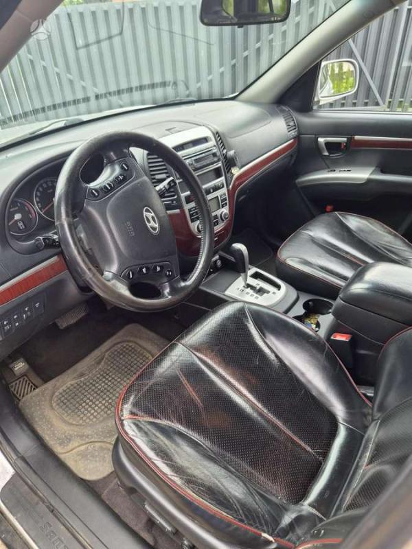 Grey Hyundai Santa Fe 2007 in Plunge, with an engine capacity of 2.19 L and mileage of 266 thousand km for 3600 €, photo 5 on AUTOMOTO.COM.LV