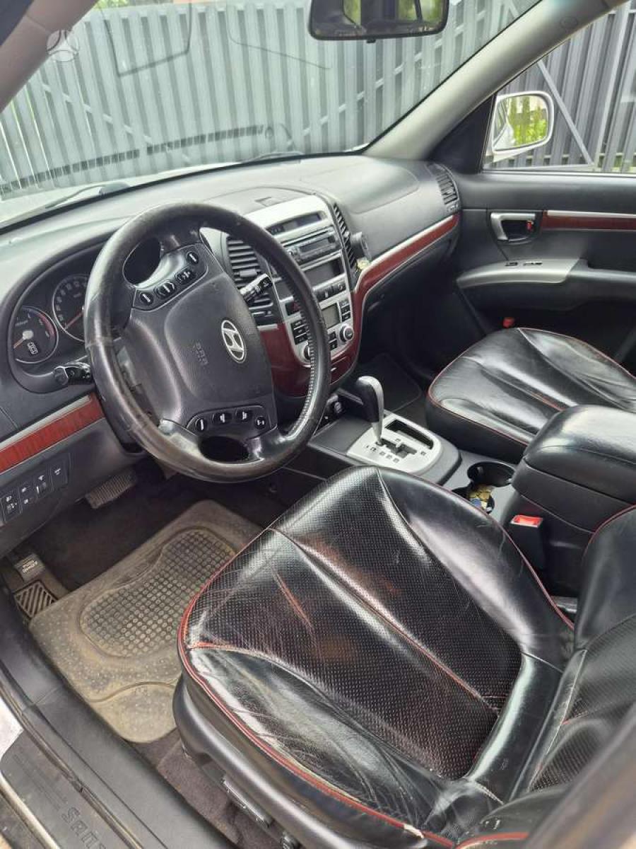 Grey Hyundai Santa Fe 2007 in Plunge, with an engine capacity of 2.19 L and mileage of 266 thousand km for 3600 €, photo 6 on AUTOMOTO.COM.LV
