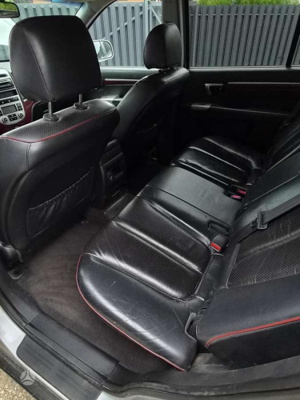 Grey Hyundai Santa Fe 2007 in Plunge, with an engine capacity of 2.19 L and mileage of 266 thousand km for 3600 €, photo 7 on AUTOMOTO.COM.LV