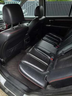 Grey Hyundai Santa Fe 2007 in Plunge, with an engine capacity of 2.19 L and mileage of 266 thousand km for 3600 €, photo 8 on AUTOMOTO.COM.LV