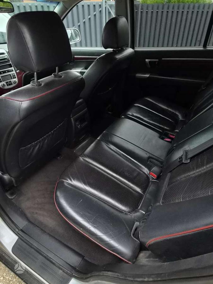 Grey Hyundai Santa Fe 2007 in Plunge, with an engine capacity of 2.19 L and mileage of 266 thousand km for 3600 €, photo 8 on AUTOMOTO.COM.LV