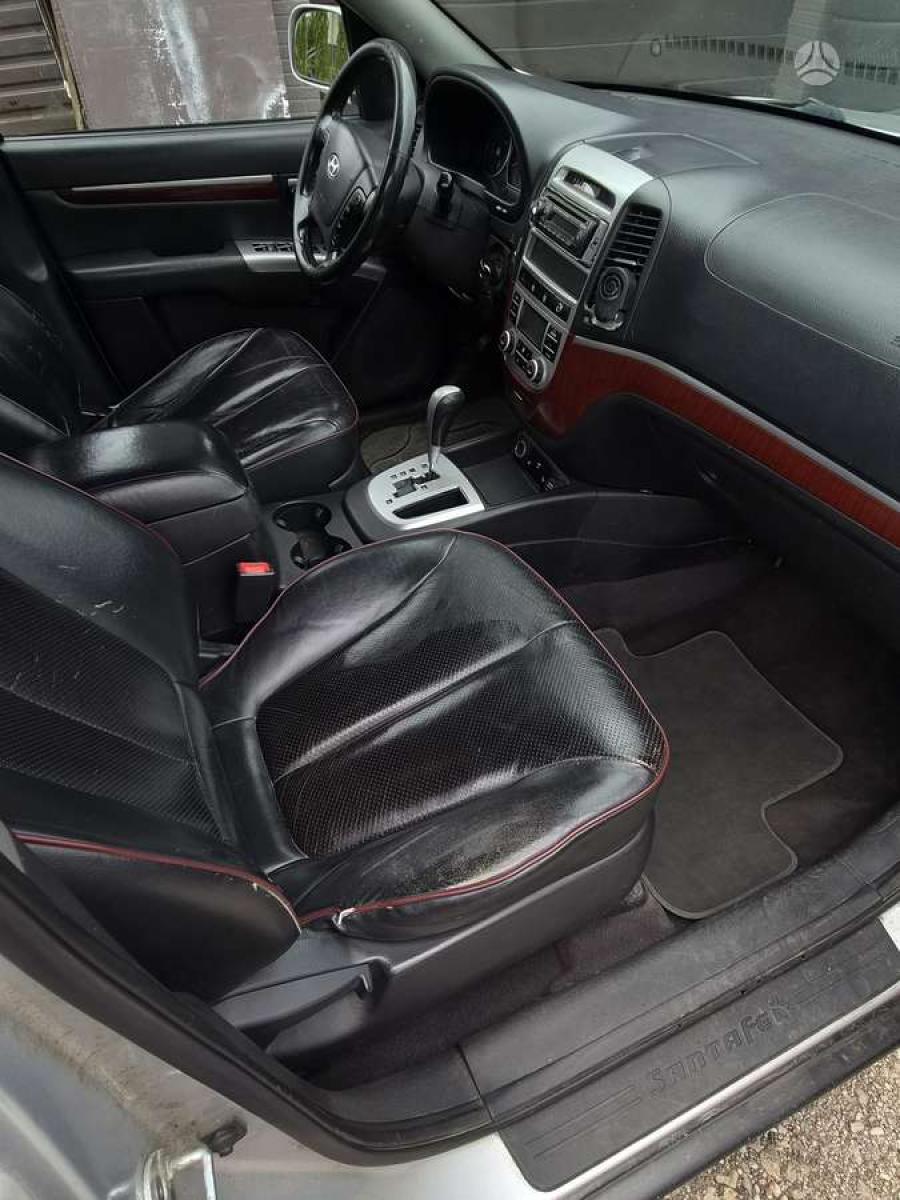 Grey Hyundai Santa Fe 2007 in Plunge, with an engine capacity of 2.19 L and mileage of 266 thousand km for 3600 €, photo 9 on AUTOMOTO.COM.LV