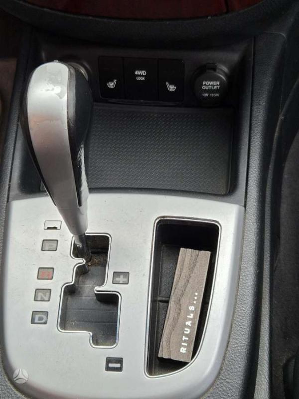 Grey Hyundai Santa Fe 2007 in Plunge, with an engine capacity of 2.19 L and mileage of 266 thousand km for 3600 €, photo 9 on AUTOMOTO.COM.LV