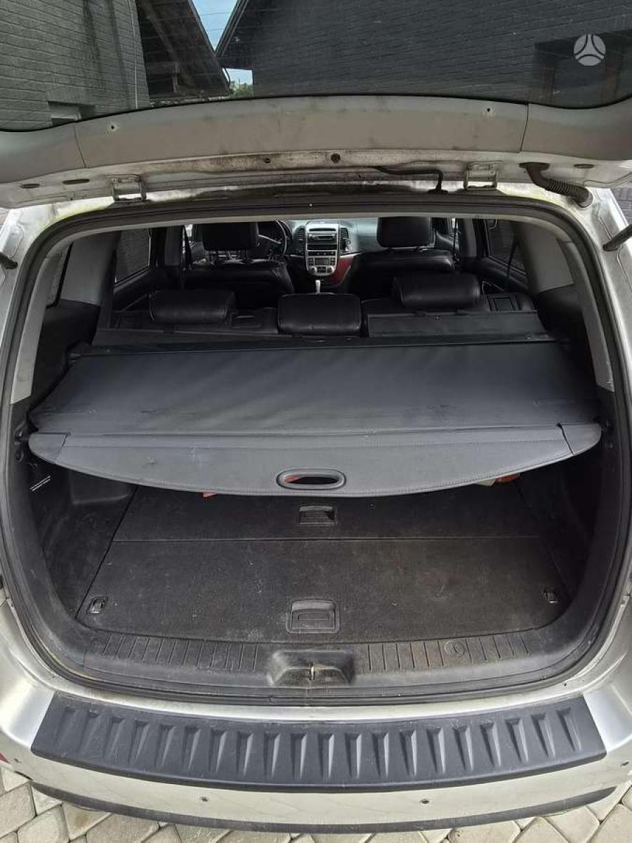 Grey Hyundai Santa Fe 2007 in Plunge, with an engine capacity of 2.19 L and mileage of 266 thousand km for 3600 €, photo 12 on AUTOMOTO.COM.LV