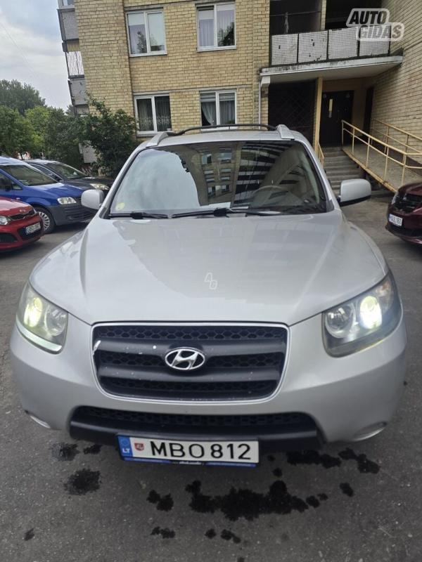 Grey Hyundai Santa Fe 2007 in Siauliai, with an engine capacity of 2.20 L and mileage of 289 thousand km for 3750 €, photo 1 on AUTOMOTO.COM.LV