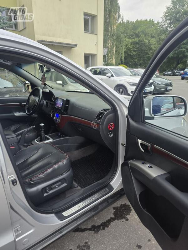 Grey Hyundai Santa Fe 2007 in Siauliai, with an engine capacity of 2.20 L and mileage of 289 thousand km for 3750 €, photo 5 on AUTOMOTO.COM.LV
