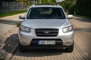 Grey Hyundai Santa Fe 2007 in Riga, with an engine capacity of 2.20 L and mileage of 294 thousand km for 2990 €, photo 3 on AUTOMOTO.COM.LV