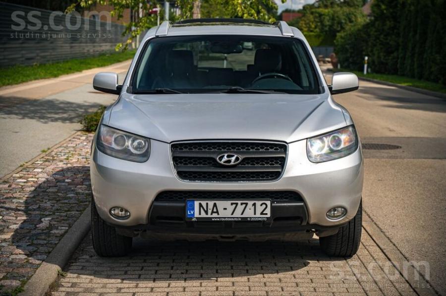 Grey Hyundai Santa Fe 2007 in Riga, with an engine capacity of 2.20 L and mileage of 294 thousand km for 2990 €, photo 3 on AUTOMOTO.COM.LV