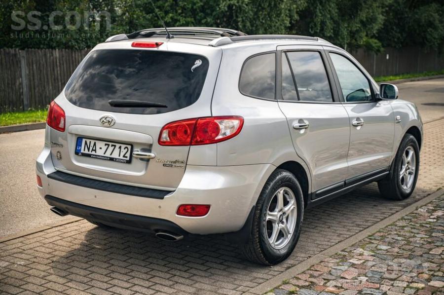 Grey Hyundai Santa Fe 2007 in Riga, with an engine capacity of 2.20 L and mileage of 294 thousand km for 2990 €, photo 5 on AUTOMOTO.COM.LV