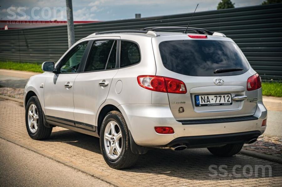 Grey Hyundai Santa Fe 2007 in Riga, with an engine capacity of 2.20 L and mileage of 294 thousand km for 2990 €, photo 7 on AUTOMOTO.COM.LV