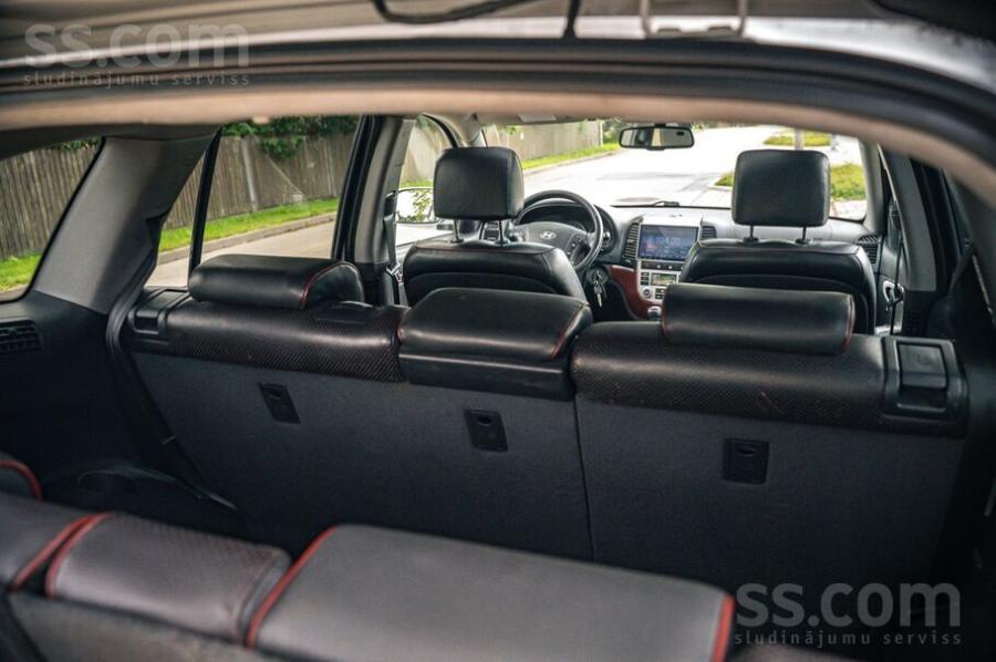 Grey Hyundai Santa Fe 2007 in Riga, with an engine capacity of 2.20 L and mileage of 294 thousand km for 2990 €, photo 10 on AUTOMOTO.COM.LV