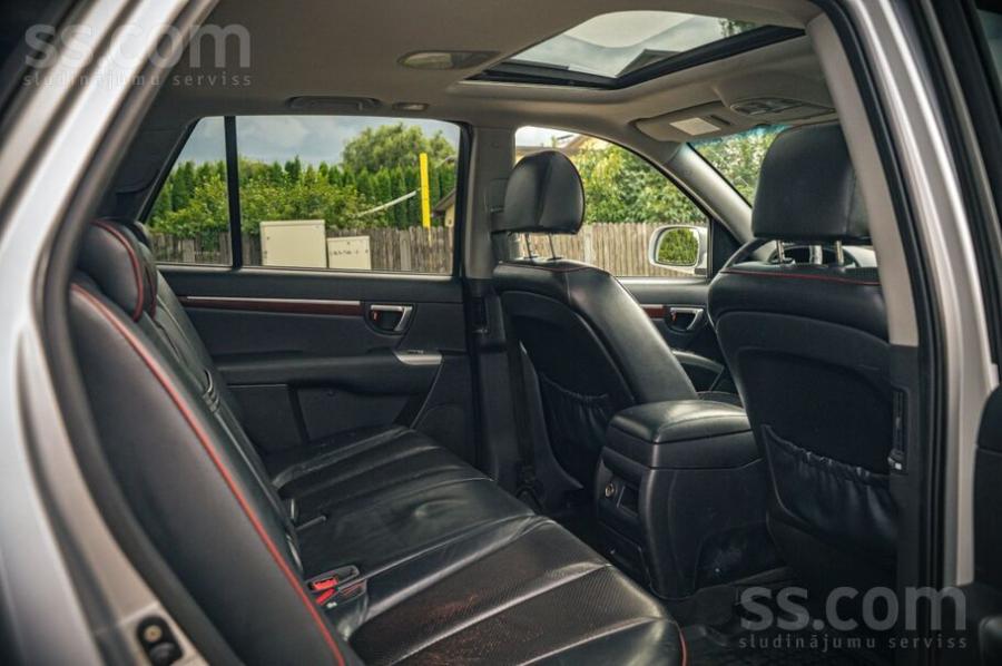 Grey Hyundai Santa Fe 2007 in Riga, with an engine capacity of 2.20 L and mileage of 294 thousand km for 2990 €, photo 11 on AUTOMOTO.COM.LV