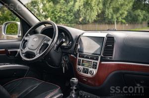 Grey Hyundai Santa Fe 2007 in Riga, with an engine capacity of 2.20 L and mileage of 294 thousand km for 2990 €, photo 16 on AUTOMOTO.COM.LV