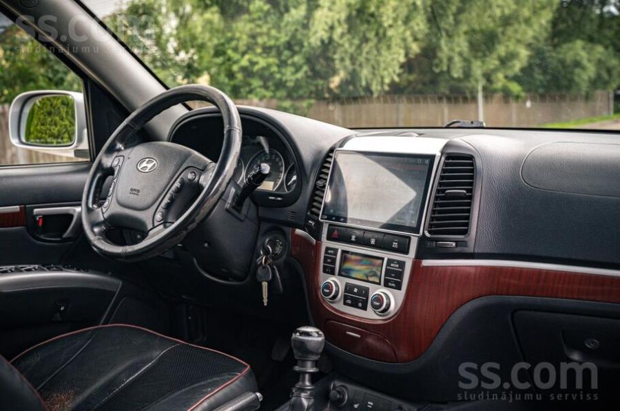 Grey Hyundai Santa Fe 2007 in Riga, with an engine capacity of 2.20 L and mileage of 294 thousand km for 2990 €, photo 16 on AUTOMOTO.COM.LV